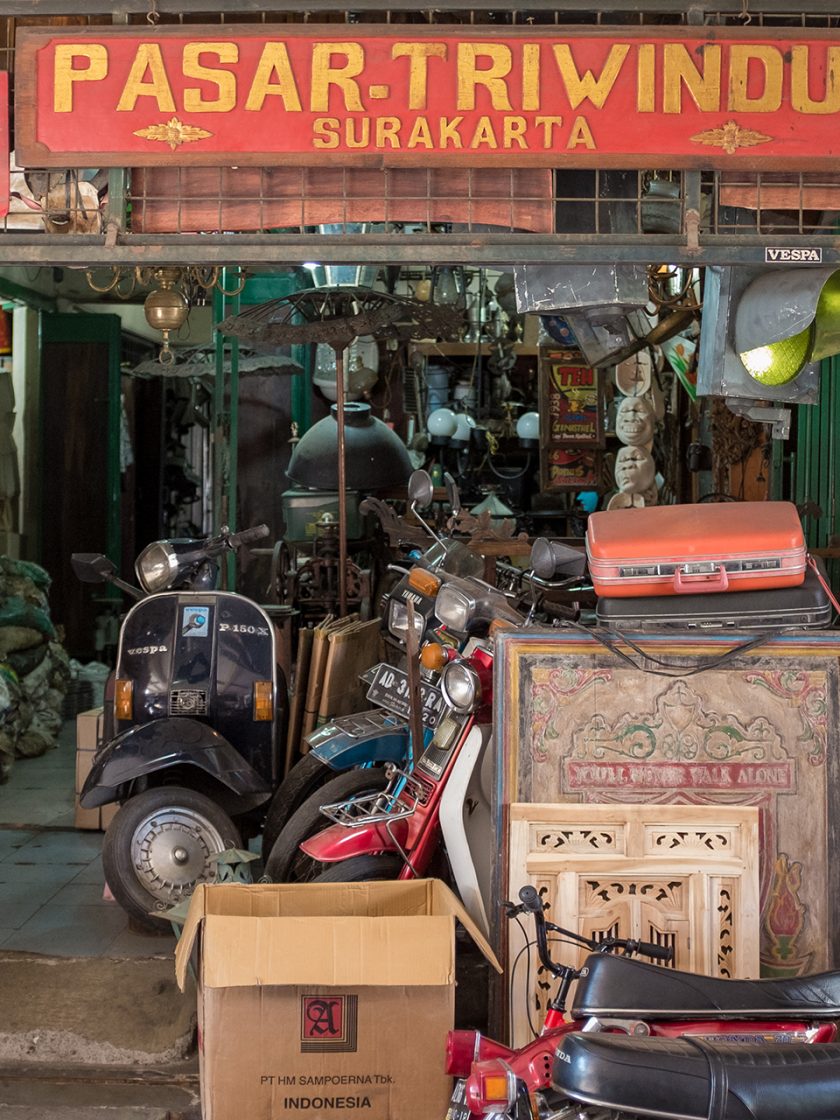 Pasar Triwindu - Traditional Shopping Indonesia
