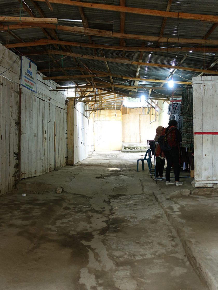 Pasar Tomok - Traditional Shopping Indonesia