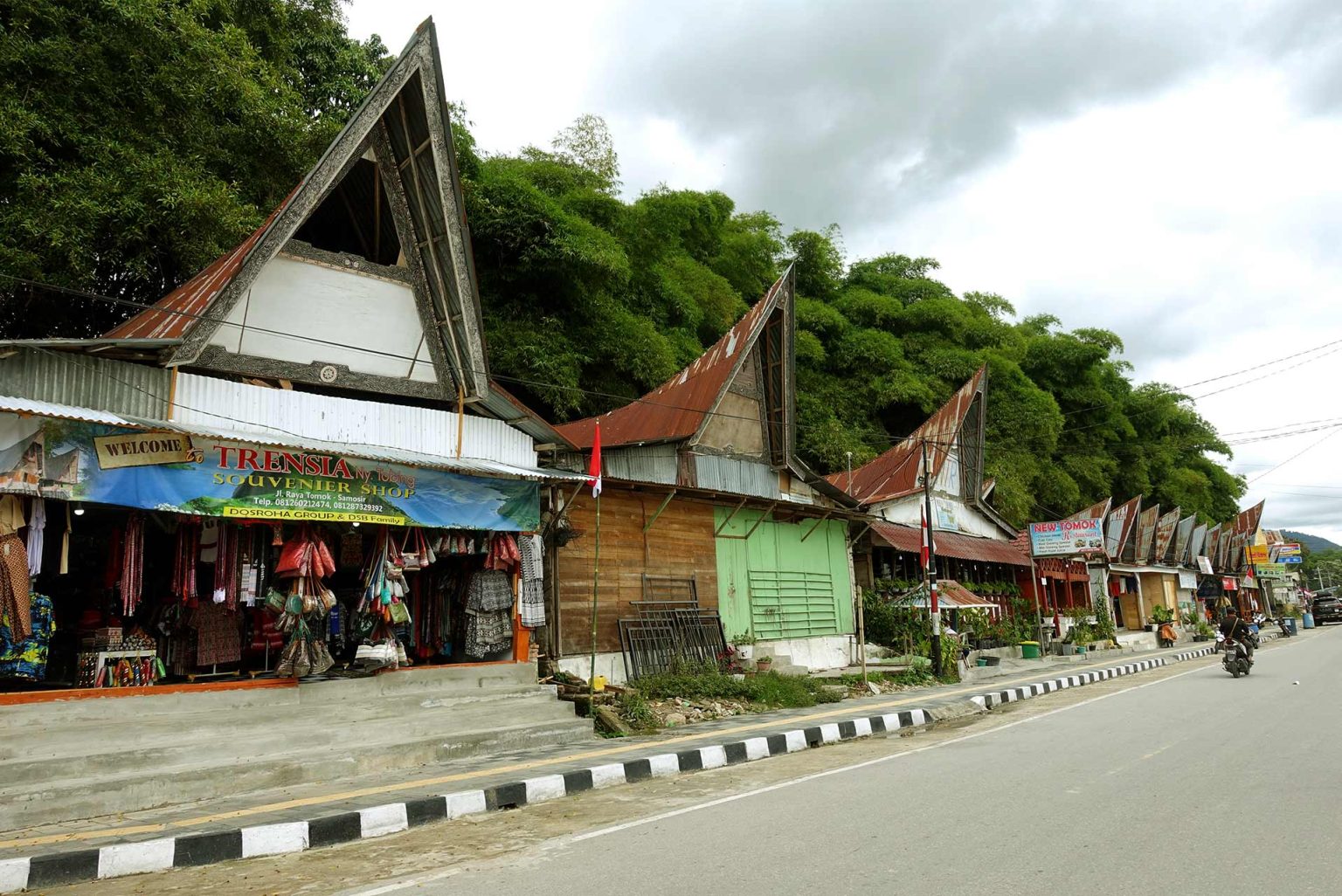 Pasar Tomok - Traditional Shopping Indonesia